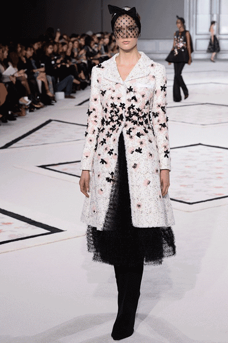 Runway fashion GIF on GIFER - by Nuadargas