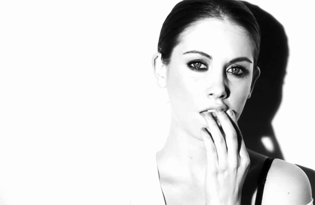 Alison Brie Mens Sláinte Gif Alison Brie In GIF – The Guyism