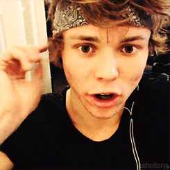 Ashton GIF - Encontrar em GIFER