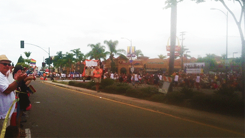 Pride parade clock olivia munn jacob tremblay predator 2018 GIF - Find ...