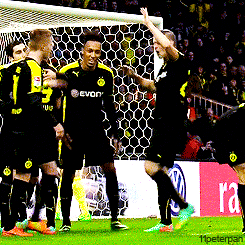 Lewandowski high five GIF - Find on GIFER