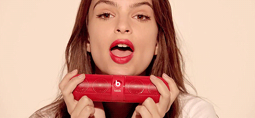 Emily Ratajkowski Dancando Gif Emily Ratajkowski Walking Her Dog