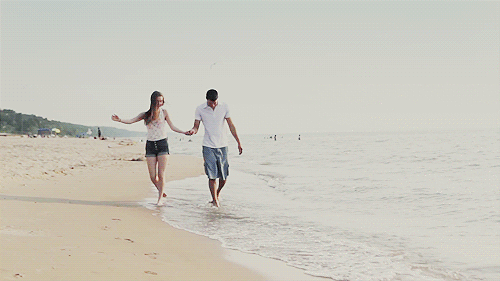 Gifs Tumblr De Parejas En La Playa Besos Apasionados GIFs | Tenor