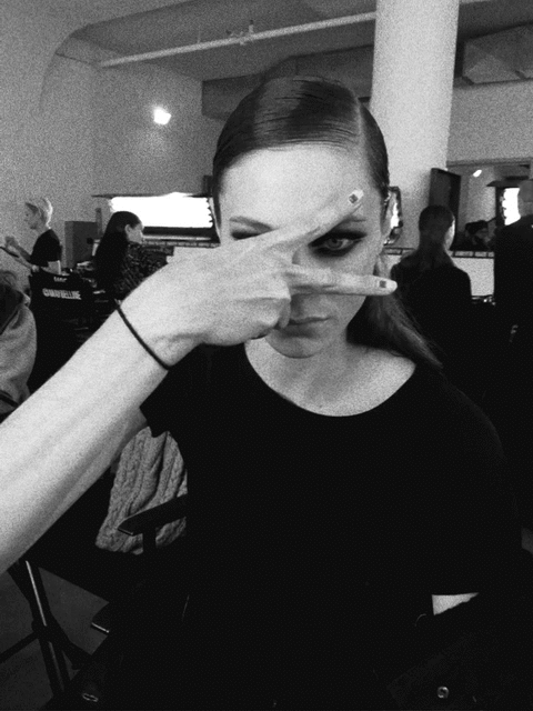 Peace sign fun fashion GIF - Find on GIFER