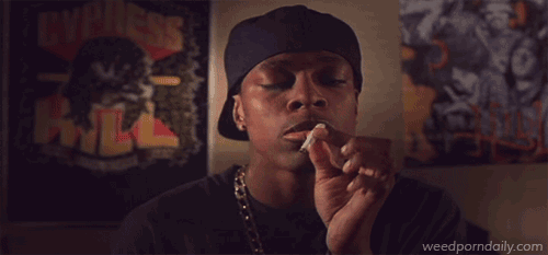 Fredag Film Gif Smokey From The Movie FRIDAY Smokey Takin' A SH!T On