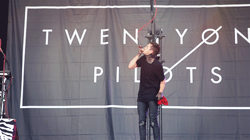Twenty one pilots bonnaroo ovooxo GIF - Find on GIFER