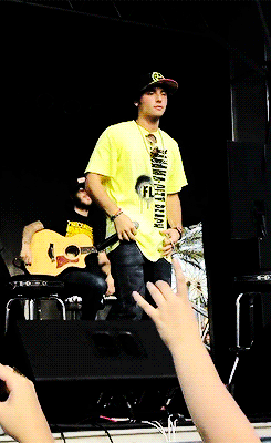 Concert drew GIF - Find on GIFER