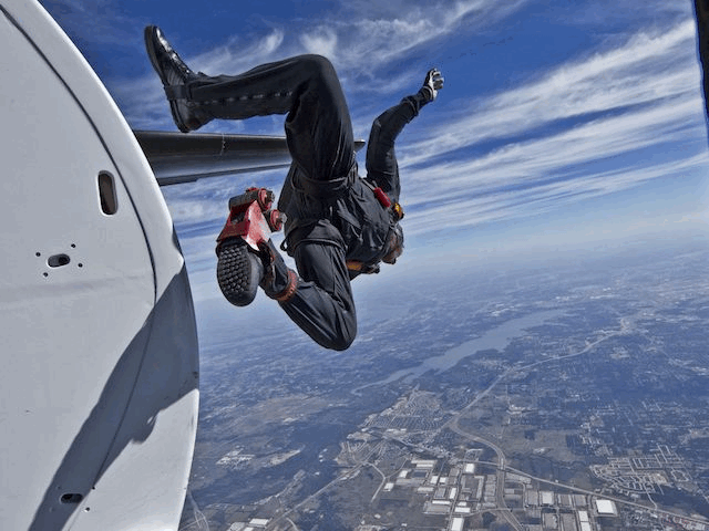 GIF skydiving - animated GIF on GIFER