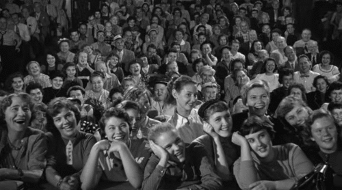 Gif De Multitud Noticing A Trend Where People Post Multiple Gifs,