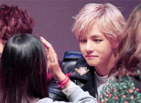 GIF kim taehyung - animated GIF on GIFER