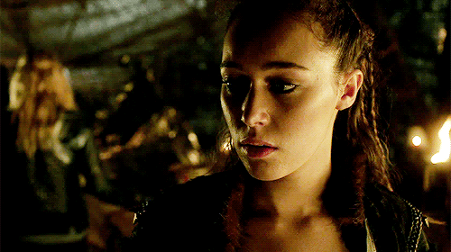 Alycia Debnam-Carey - Alycia | Gif ABC's #13: Knife, Laura, Marny ...