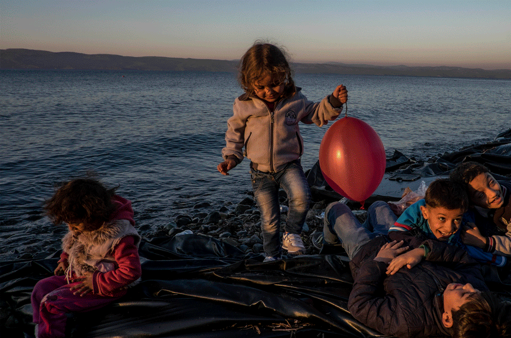 Refugees fotoperiodismo bauluz GIF - Find on GIFER