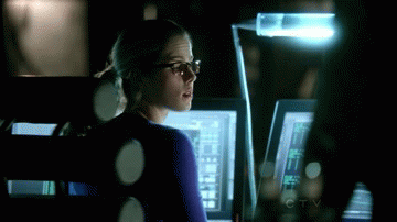 Felicity smoak GIF - Find on GIFER