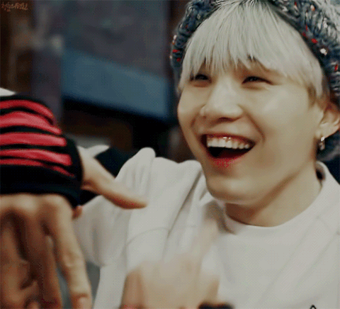 GIF kim taehyung - animated GIF on GIFER