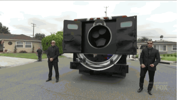 Knock knock GIF - Find on GIFER