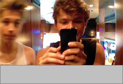 GIF au memes - animated GIF on GIFER