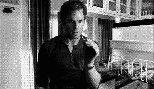 Dexter Morgan Sourire Gif Un Peu De Détente .........