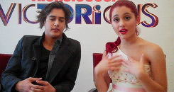 Ariana grande hunt ariana grande GIF - Find on GIFER