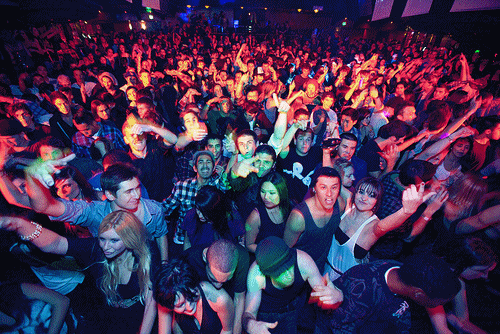 Festa concerto multidao GIF - Encontrar em GIFER