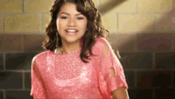 GIF zendaya - animated GIF on GIFER