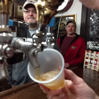 Pouring beer GIFs - Obtenez le meilleur gif sur GIFER