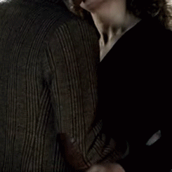 Pulling her in closer GIF - Conseguir el mejor gif en GIFER