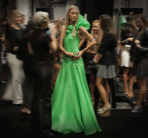 Runway backstage GIF - Conseguir o melhor gif em GIFER