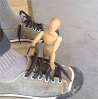 Tying shoe GIFs - Hole dir die besten GIFs auf GIFER