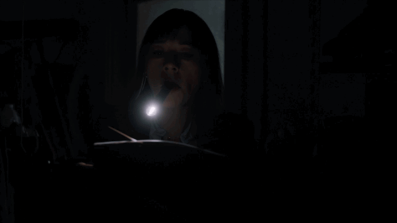 Hiding from your mom GIF - Conseguir o melhor gif em GIFER