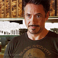 Tony laughing GIF - Conseguir o melhor gif em GIFER