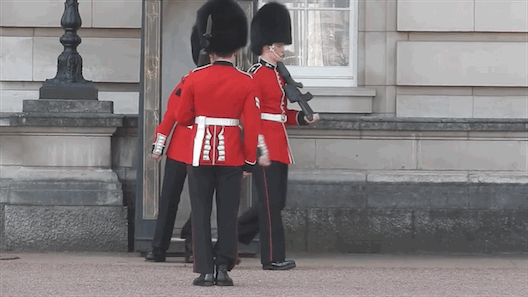 Queens guard GIF - Conseguir o melhor gif em GIFER