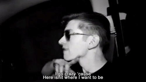 Alex turner smile GIF - Conseguir o melhor gif em GIFER