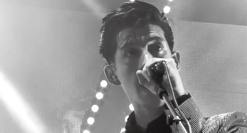Alex turner arctic monkeys GIF - Conseguir o melhor gif em GIFER