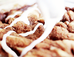 Cinnamon roll coffee cake GIF - Conseguir o melhor gif em GIFER