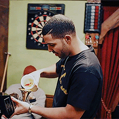 Drake drink GIF - Conseguir o melhor gif em GIFER