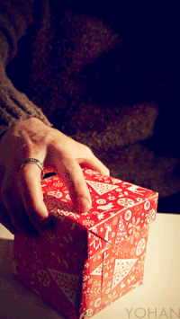 Cadeau GIFs - Get the best gif on GIFER