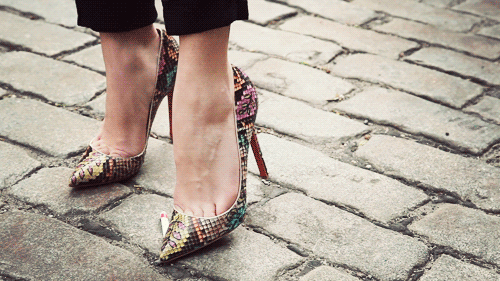 Cigarette stomp GIF - Conseguir o melhor gif em GIFER