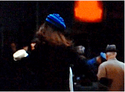 Mary throws hat GIFs - Obtenez le meilleur gif sur GIFER