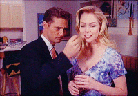 Raising glass GIFs - Obtenez le meilleur gif sur GIFER