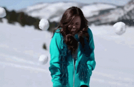 Snowball fight GIFs - Hole dir die besten GIFs auf GIFER