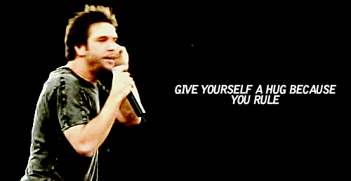 Give yourself a hug GIF - Conseguir o melhor gif em GIFER
