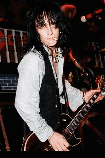 Izzy stradlin GIFs - Get the best gif on GIFER