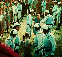 Pushing guards GIF - Conseguir o melhor gif em GIFER