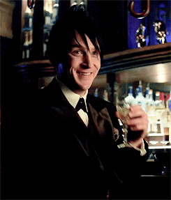 Watching gotham GIF - Conseguir o melhor gif em GIFER