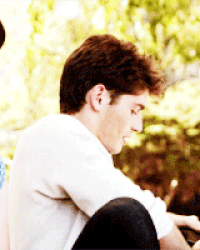 Gifs De Gregg Sulkin Fingiendo Gregg Sulkin GIF Encontrar En GIFER