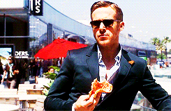 Standing outside GIF - Conseguir o melhor gif em GIFER