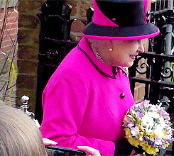 Queen shit GIF - Conseguir o melhor gif em GIFER