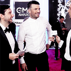 You sha dressed man GIF - Conseguir el mejor gif en GIFER