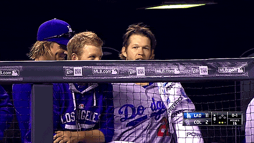 Pitcher with iced arm GIF - Conseguir o melhor gif em GIFER