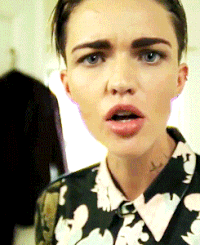 Ruby pendant GIF - Conseguir o melhor gif em GIFER